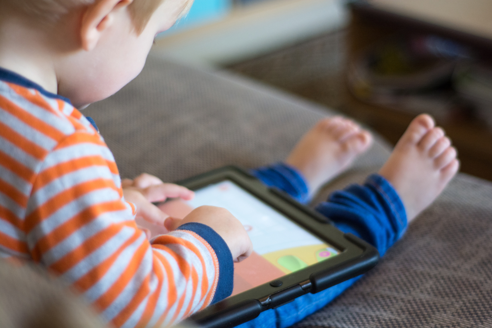 Study finds link between children’s screen time and early heart risk ...