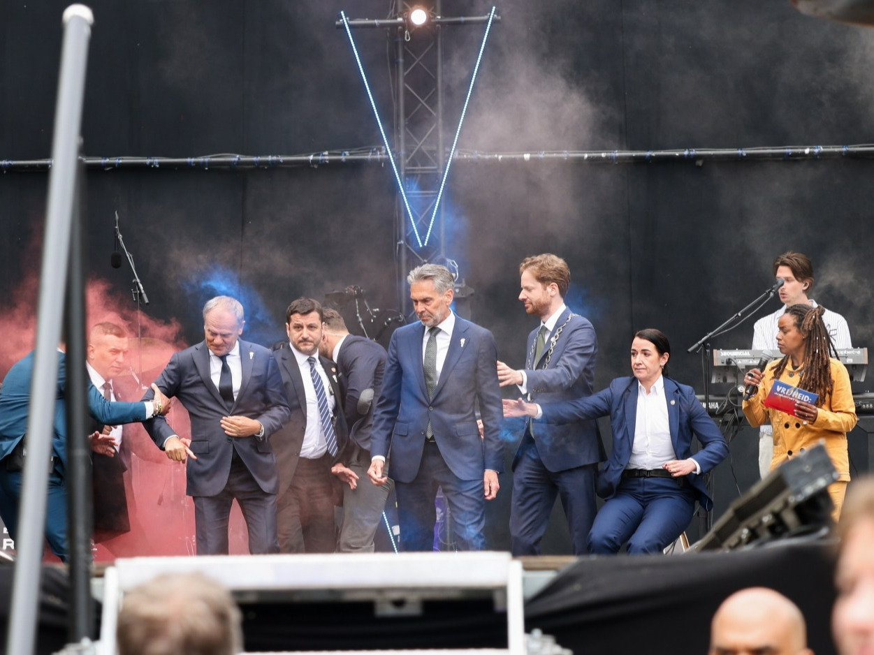 Tusk wyprowadzony przez ochronę. Niebezpieczny incydent w Holandii