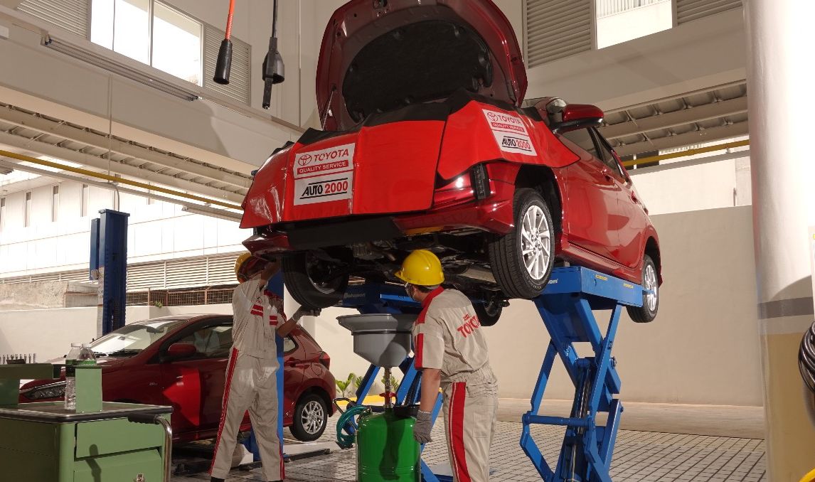 Melakukan Flushing Oli Mesin di Mobil Baru, Perlu Enggak Sih?