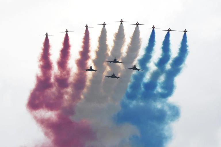 VE Day latest: Buckingham Palace welcomes veterans after royal flypast ...