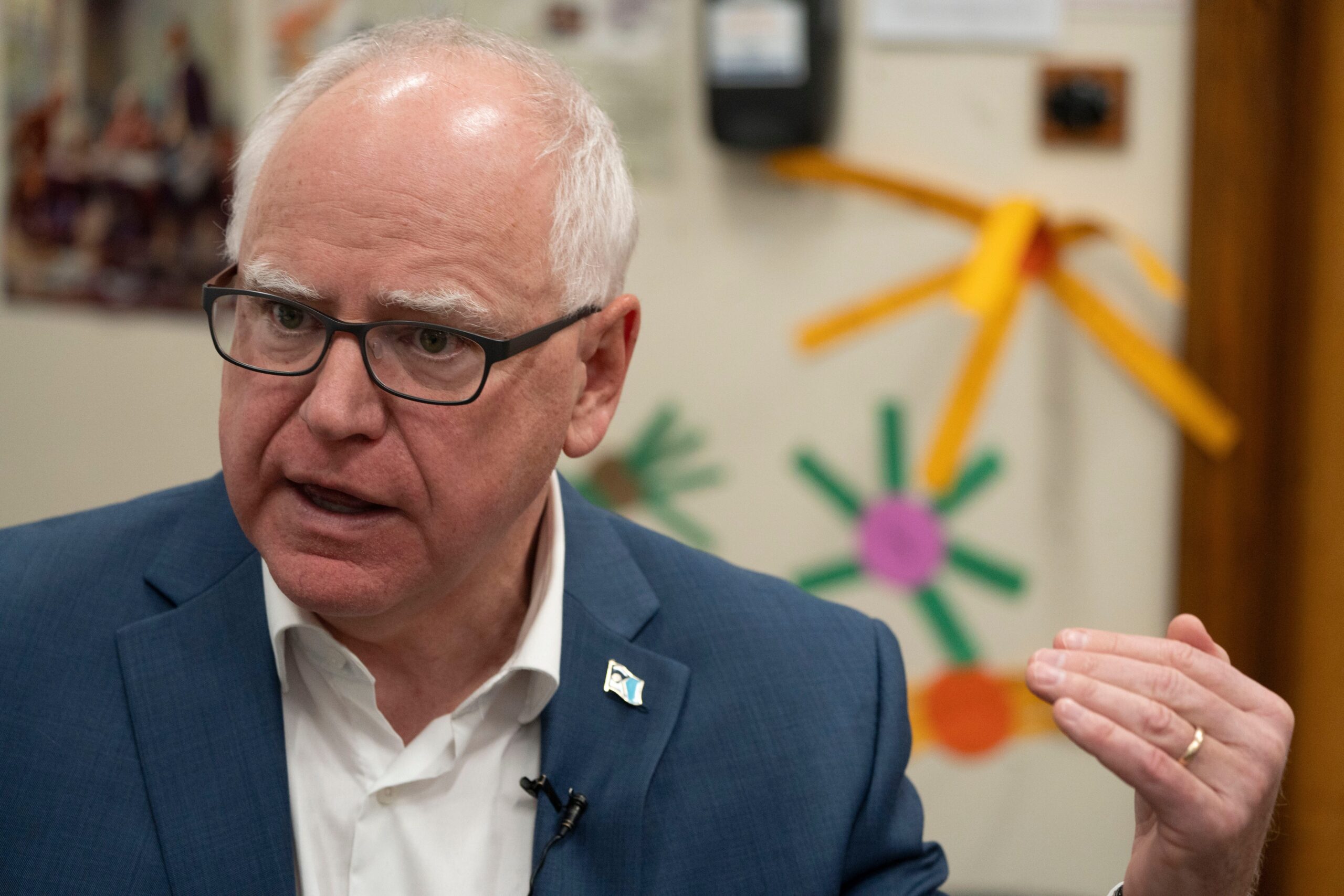 Crowd boos Tim Walz during anti-Trump message