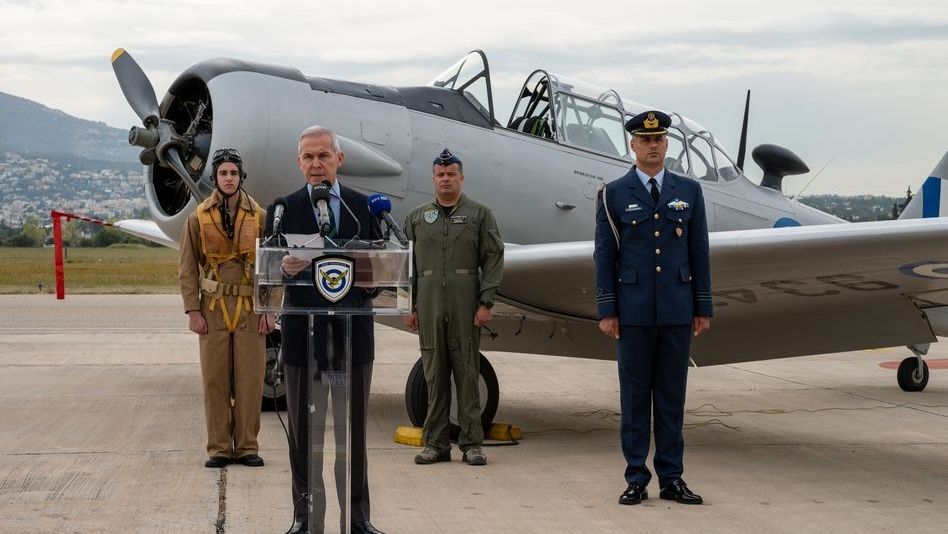 Το T-6 Harvard εντάχθηκε στην Πολεμική Αεροπορία - Εικόνες από την ...