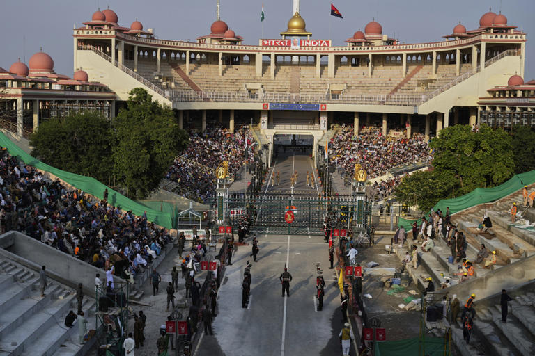 Iran's top diplomat in Pakistan to mediate in the escalation with India ...