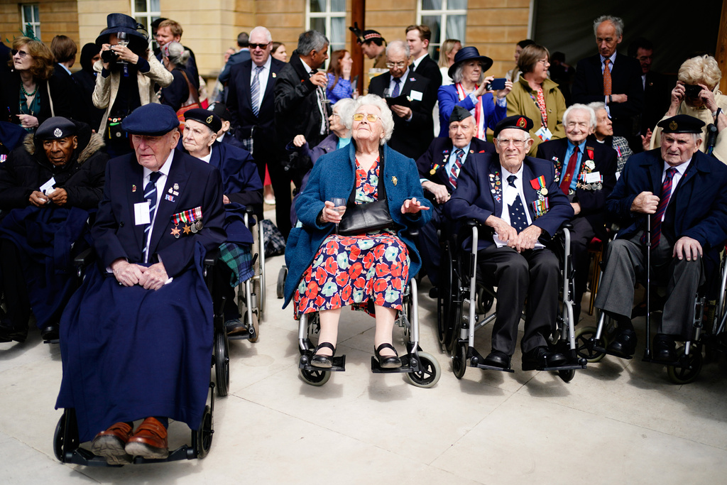 AP PHOTOS: Britain's V-E Day parade draws thousands celebrating 80th ...