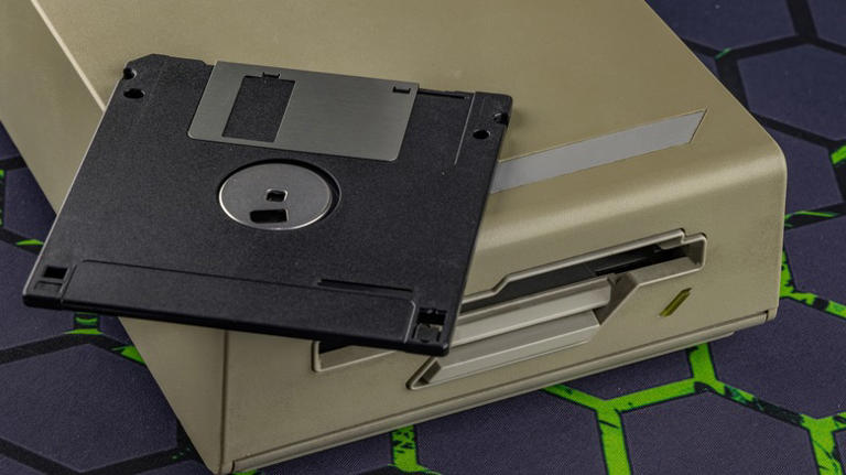 Why The FAA Still Uses Floppy Disks To Manage Your Flight