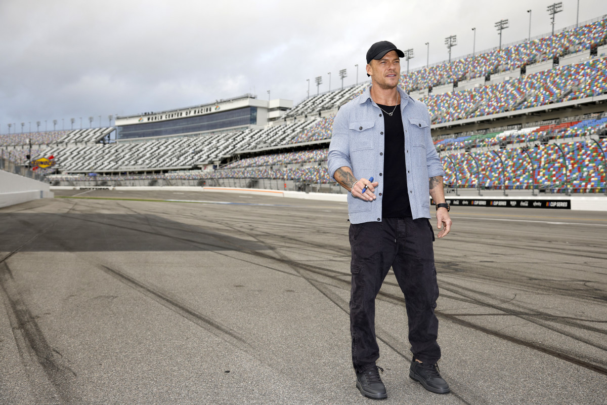 This Simple Bodyweight Routine Built Alan Ritchson’s 'Reacher' Physique