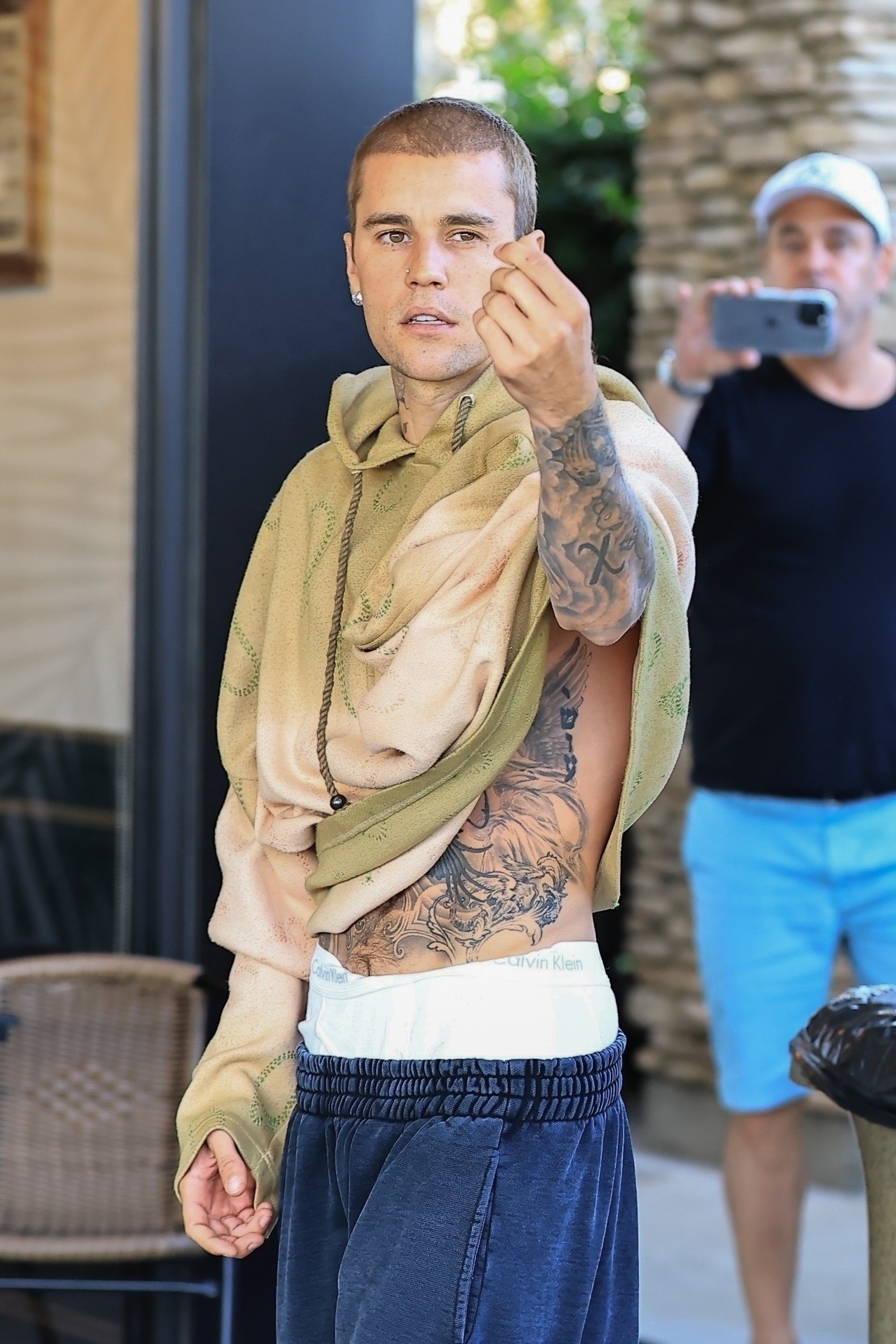 Justin Bieber fears grow as he smokes huge bong on snowboarding trip ...