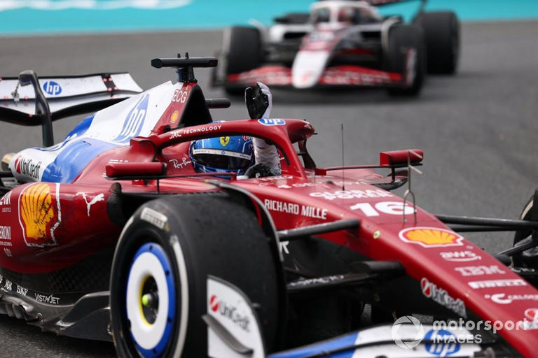 Ferrari: la guerra interna entre Hamilton y Leclerc eclipsa el verdadero problema