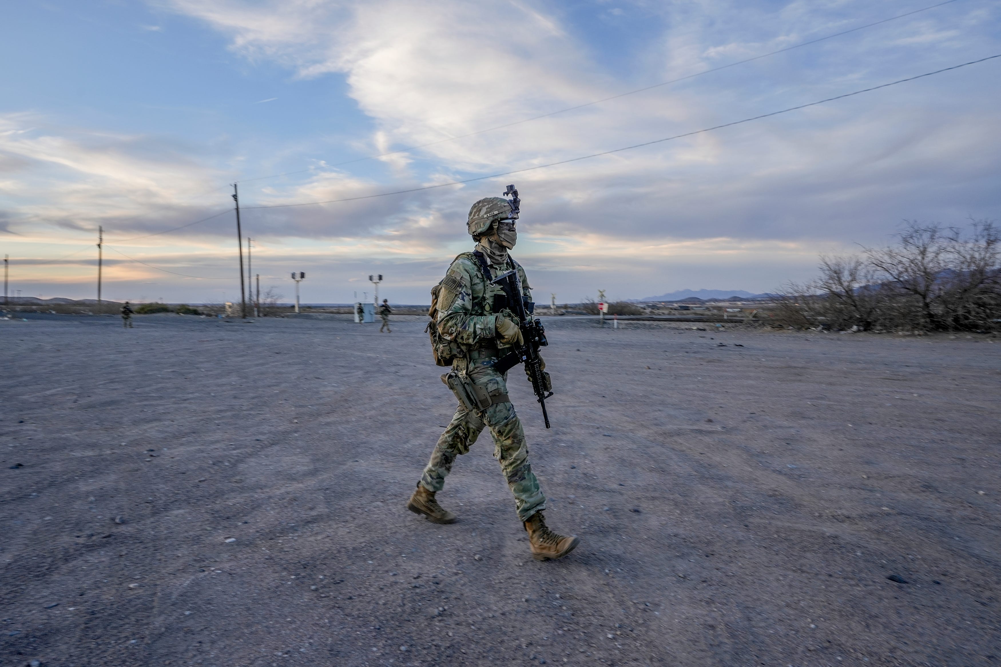 Judge dismisses charges for 98 migrants who crossed into New Mexico ...