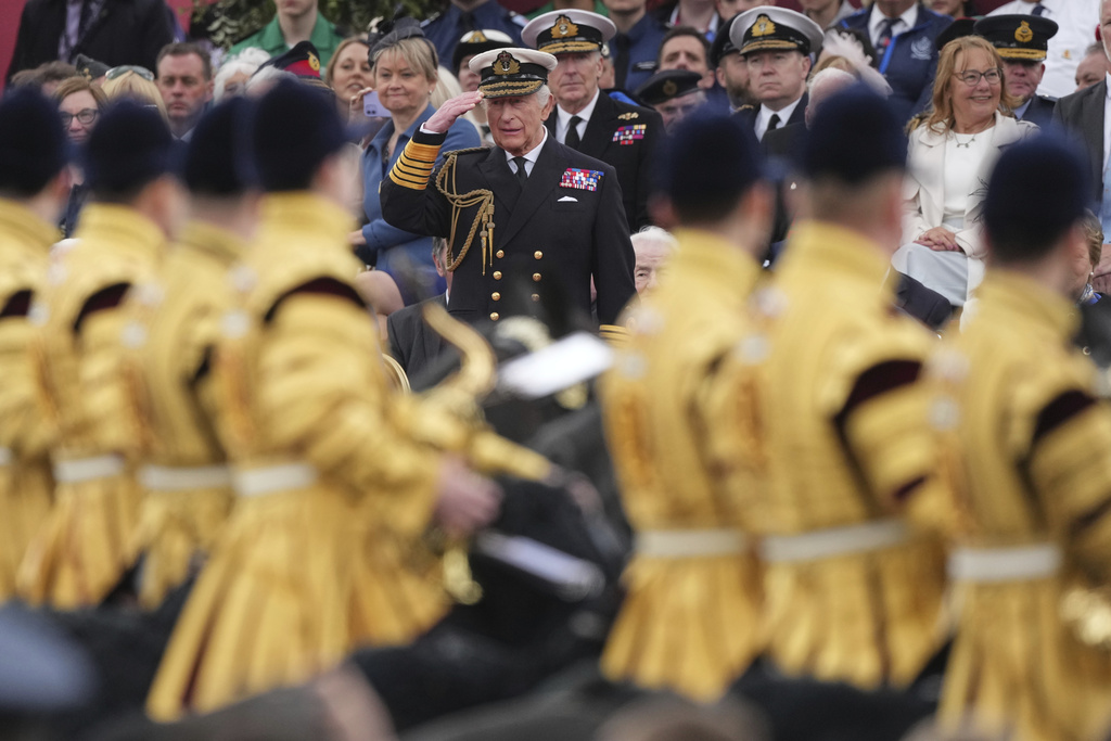 AP PHOTOS: Britain's V-E Day parade draws thousands celebrating 80th ...