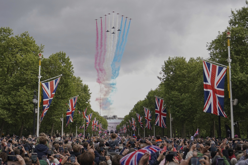 AP PHOTOS: Britain's V-E Day parade draws thousands celebrating 80th ...