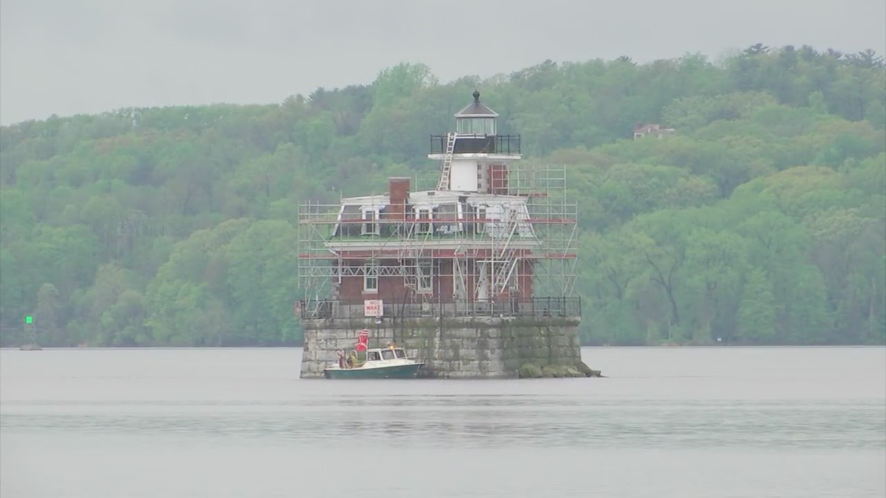 Divers inspecting Hudson-Athens Lighthouse after boat crash