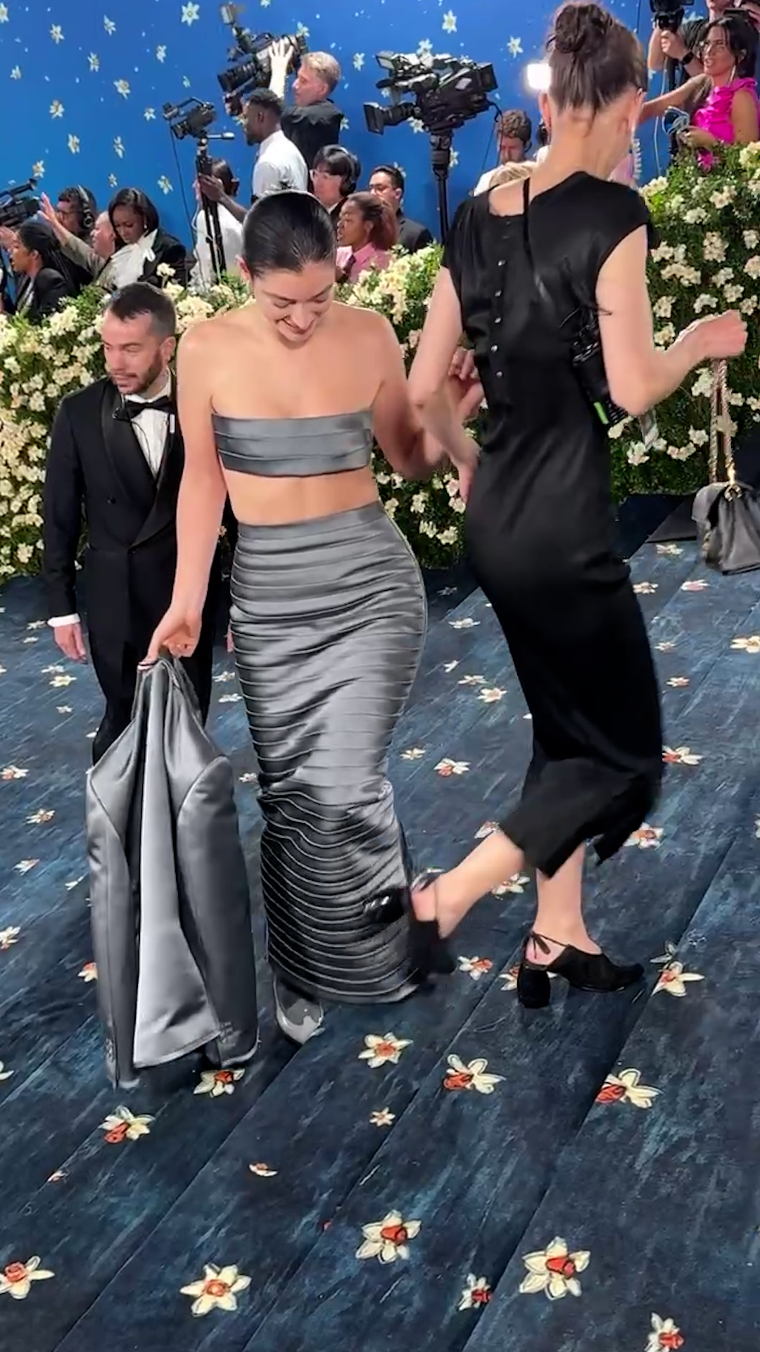 Lorde side steps up Met Gala steps