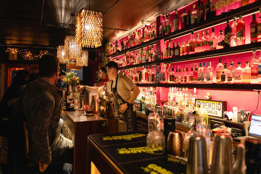 Almud Bar: el sello local de una de las barras más prendida de Castro