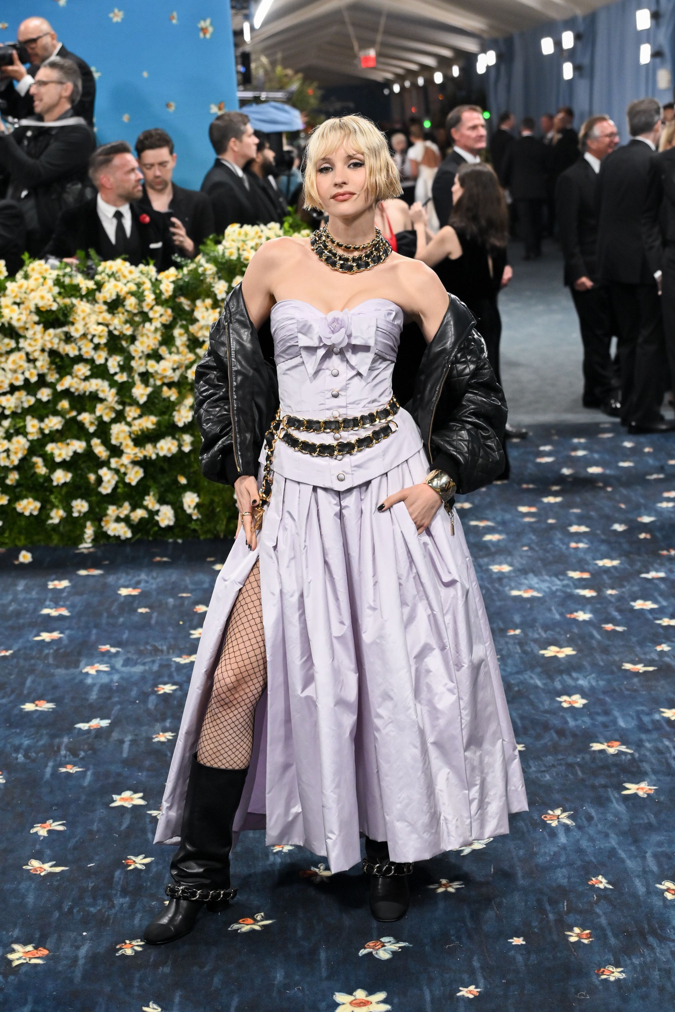 Angèle, bikeuse romantique en Chanel au Met Gala 2025