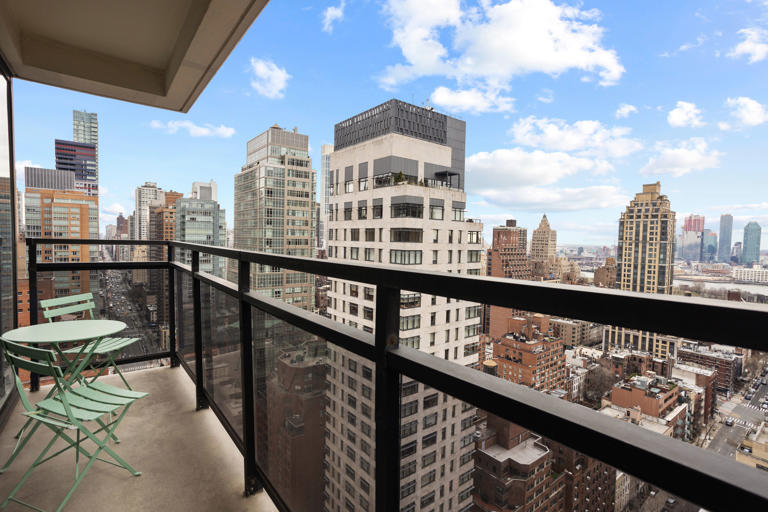 Rosie O’Donnell sells NYC penthouse for nearly half its price after ...