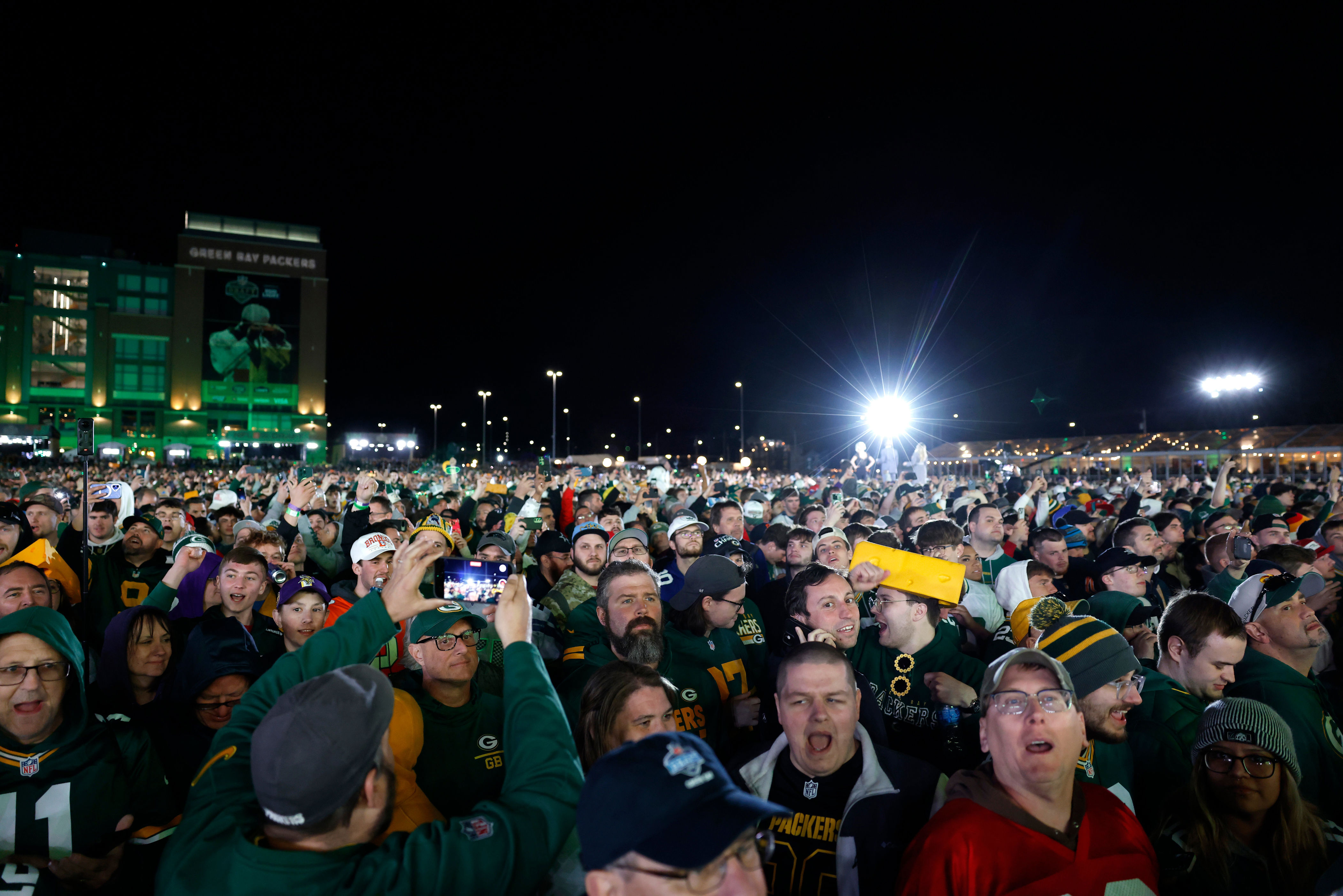 Trump celebrates with NFL commissioner Roger Goodell to announce the ...
