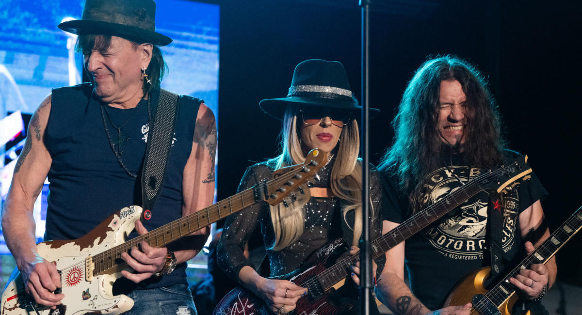 Legendary Rocker, 65, Didn't Let Fractured Hand Stop Him From ...