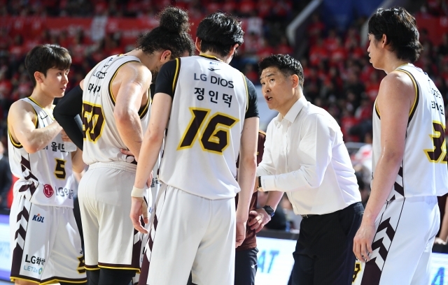 이래서 ‘엘뽕’에 취한다! 잠실 절반 채운 ‘세바라기’, 50대 단장 ‘아저씨’ SNS는 LG로 가득…“우승 간절합니다” [KBL 파이널]