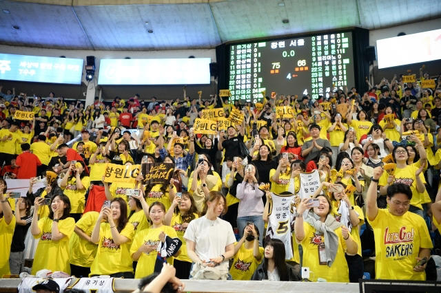이래서 ‘엘뽕’에 취한다! 잠실 절반 채운 ‘세바라기’, 50대 단장 ‘아저씨’ SNS는 LG로 가득…“우승 간절합니다” [KBL 파이널]