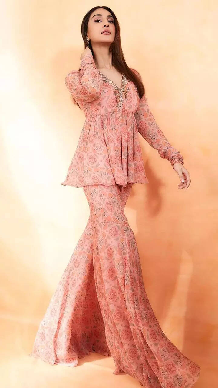 Vaani Kapoor redefines grace with her modern flair in these photos