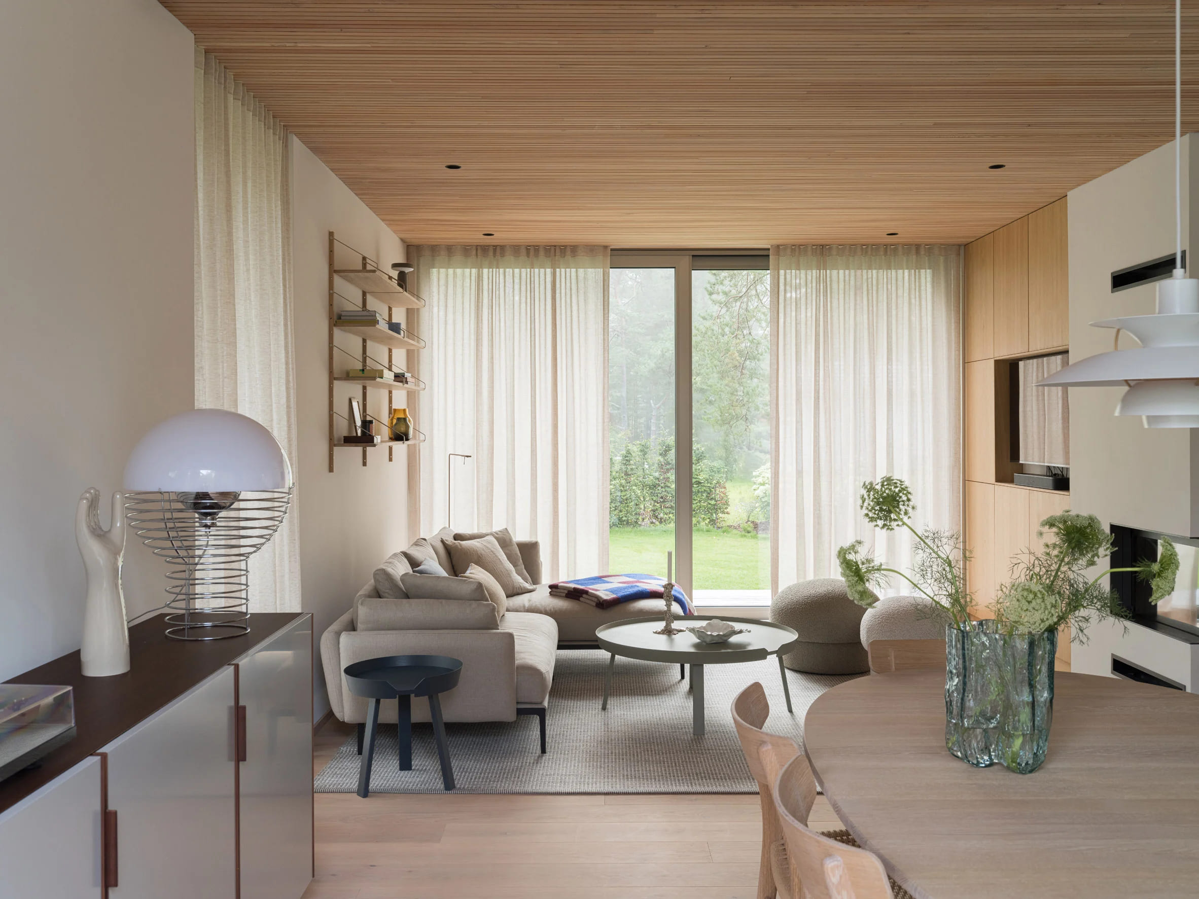 Una casa di design in Svezia costruita su palafitte e rivestita in ...