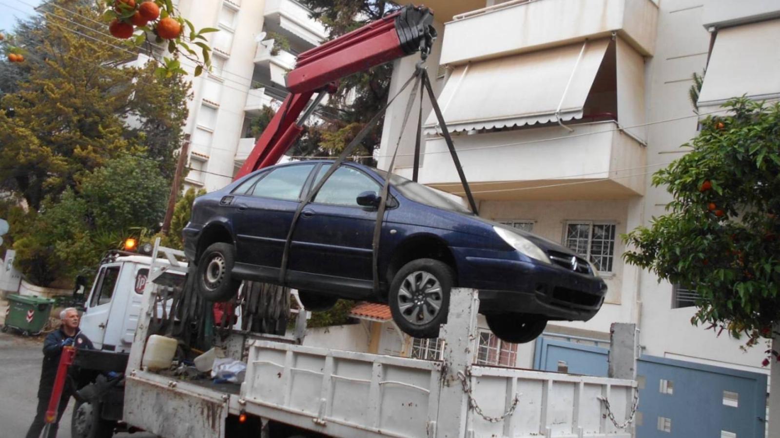Αδειάζουν οι δρόμοι της Αθήνας -Ποια αυτοκίνητα απομακρύνονται με γερανό