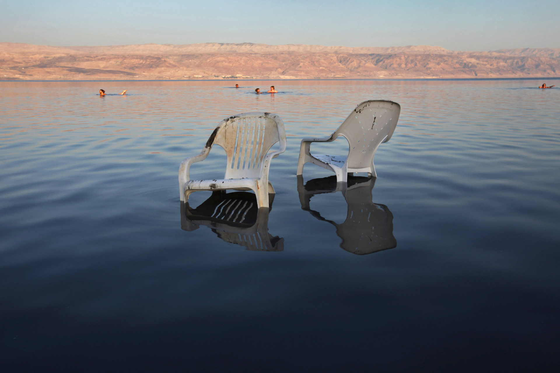 De Dode Zee zal tot leven komen en de wereld zal vergaan. Dit is de theorie