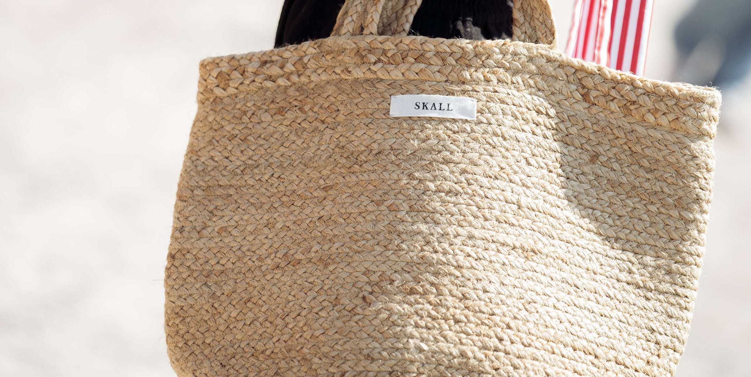 Le 6 borse di rafia da avere per la primavera-estate 2025