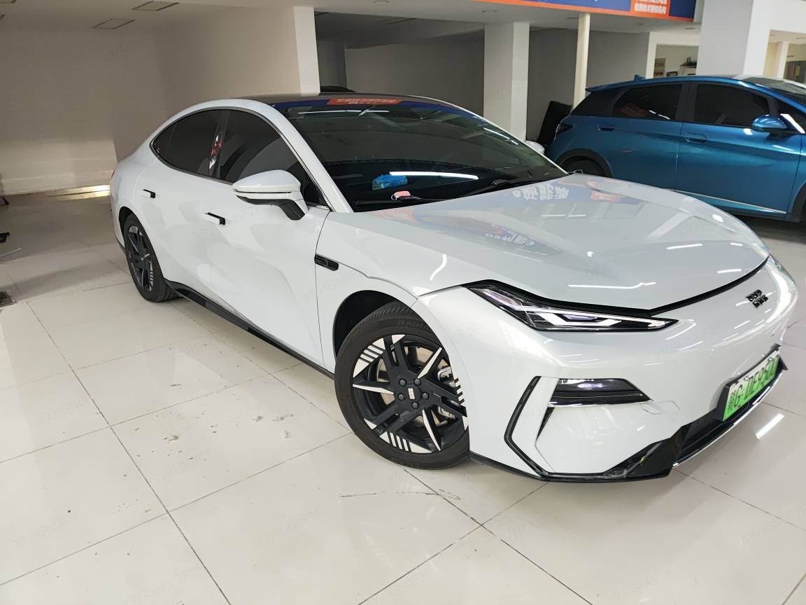 吉利银河 银河E8 2024款 550km 后驱龙腾版实拍图