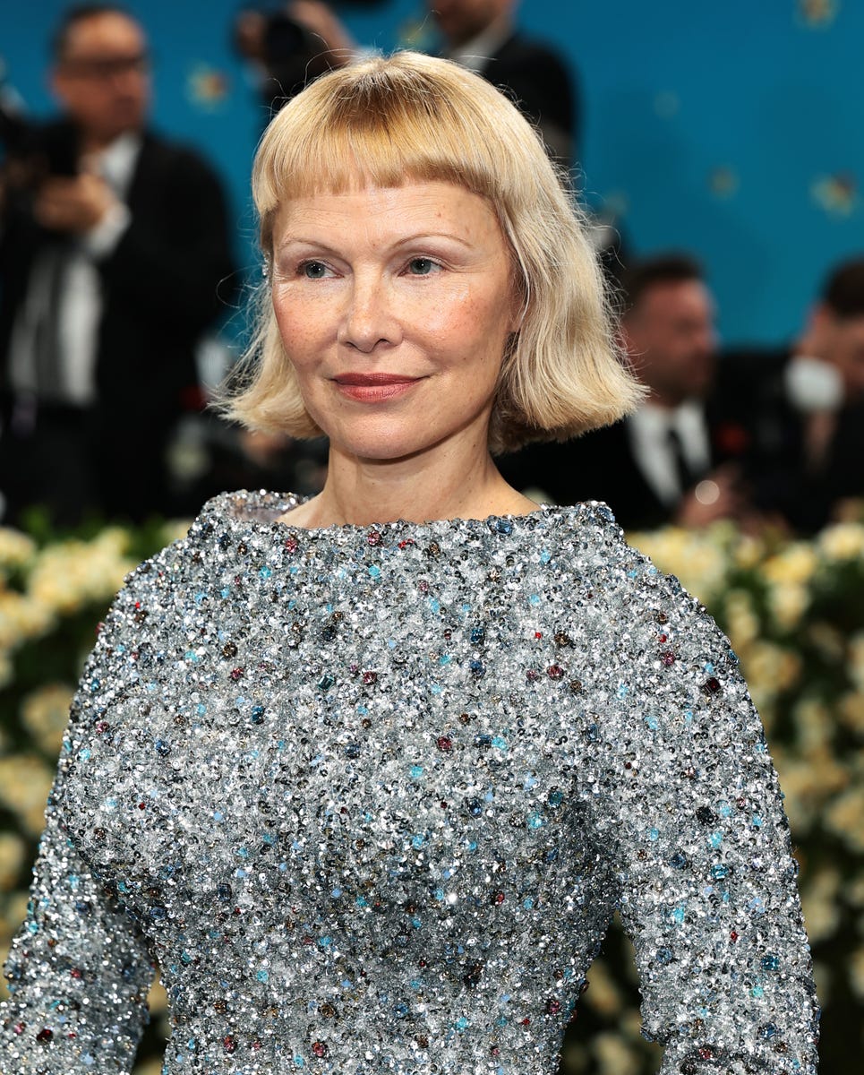 Pamela Anderson channels Joan of Arc with a shocking bob haircut at the ...
