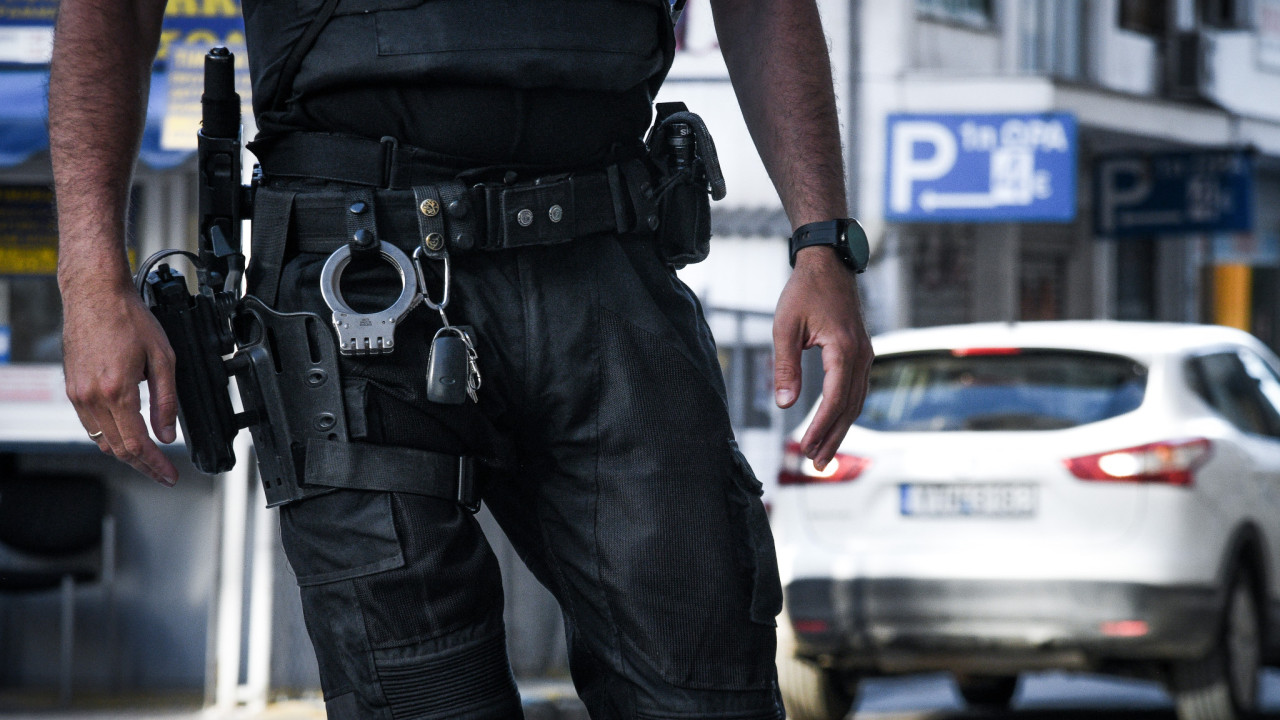 Ψευτοαστυνομικός λήστεψε 33χρονο στον Άγιο Δημήτριο - 4 ξυλοκόπησαν ...
