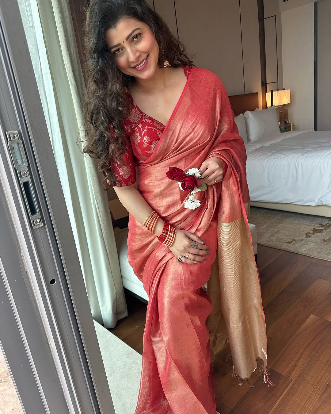 Tejaswini Pandit | साधेपणात काय गंमत असते नाही? तेजस्विनीची खास अदा!