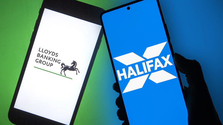 Lloyds and Halifax banking apps both down leaving customers locked out
