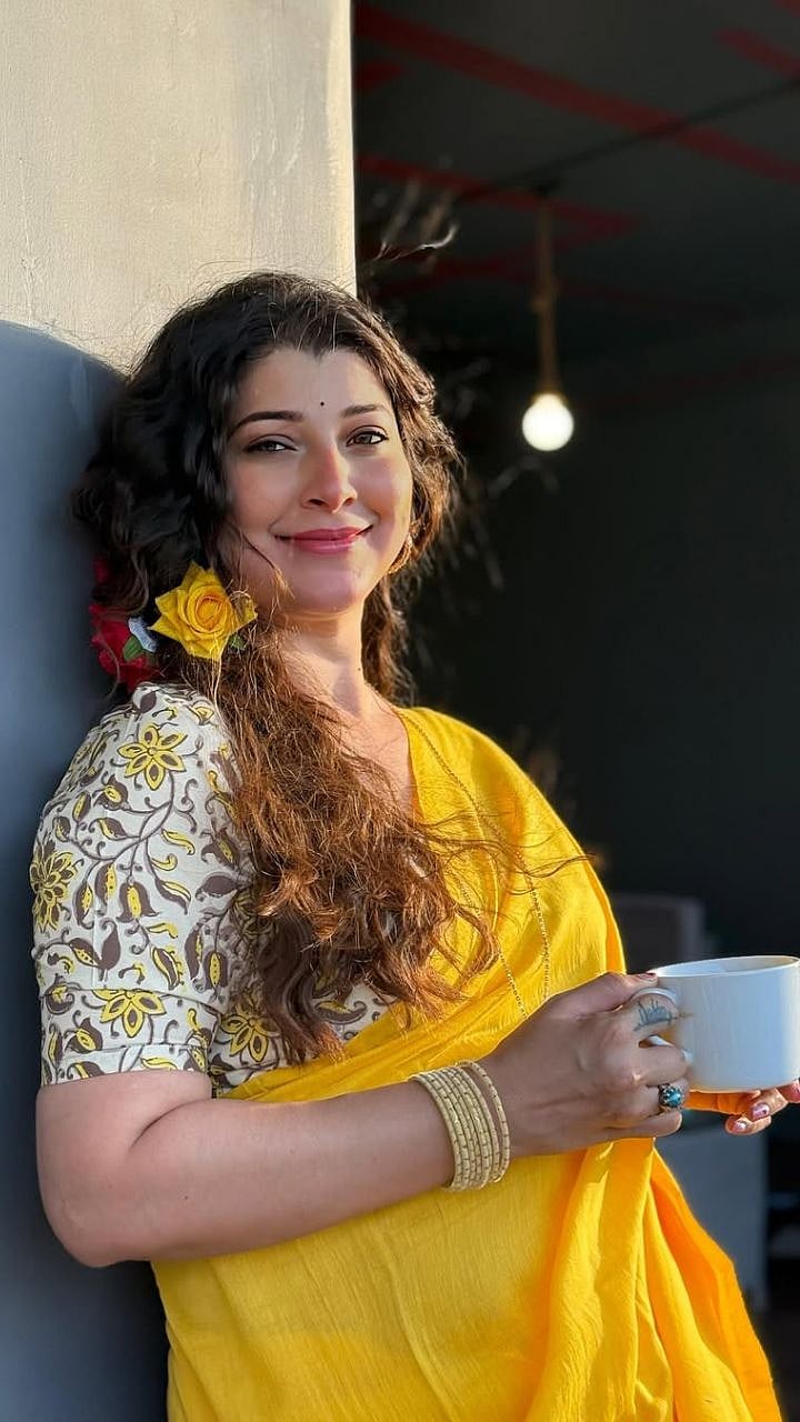 Tejaswini Pandit | साधेपणात काय गंमत असते नाही? तेजस्विनीची खास अदा!