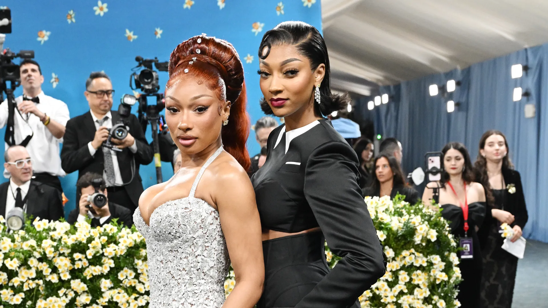 De vriendinnen Angel Reese en Megan Thee Stallion verrassen New York ...