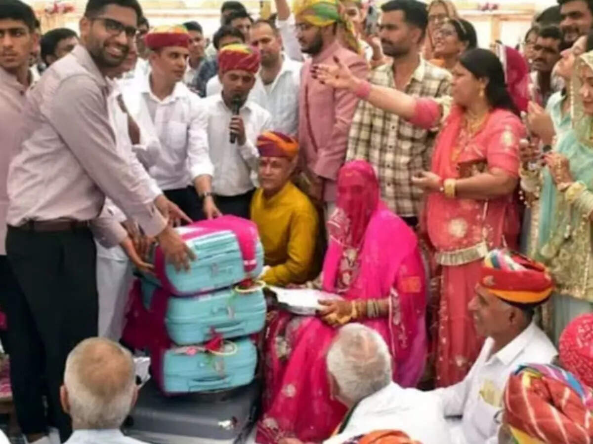 1 kg gold, 4 suitcases of cash, 210 bighas land, petrol pump: Marwari ...