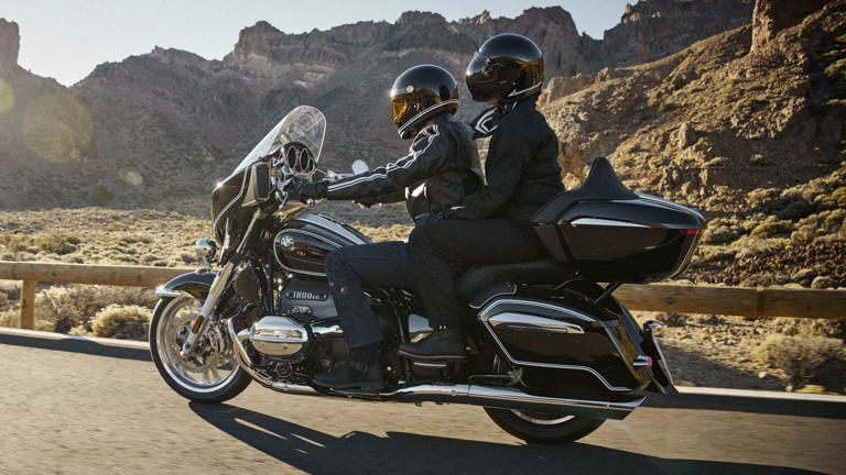 How This BMW R 18 Tourer Undercuts The Harley Street Glide, But ...