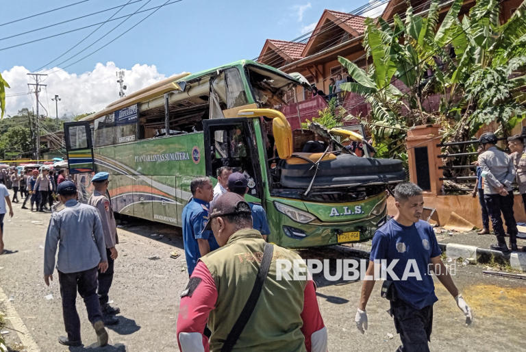 Kecelakaan di Padang Panjang Tewaskan 12 Orang, Banyak Penumpang Terjepit Badan Bus