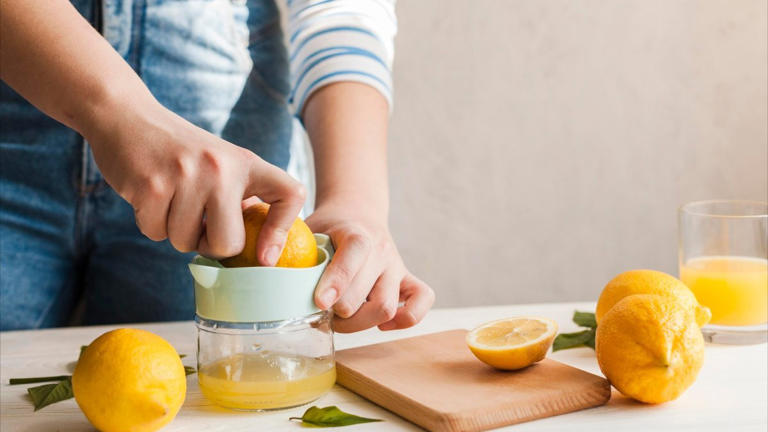 Hur man extraherar mer juice från citron: Snabba och enkla tips