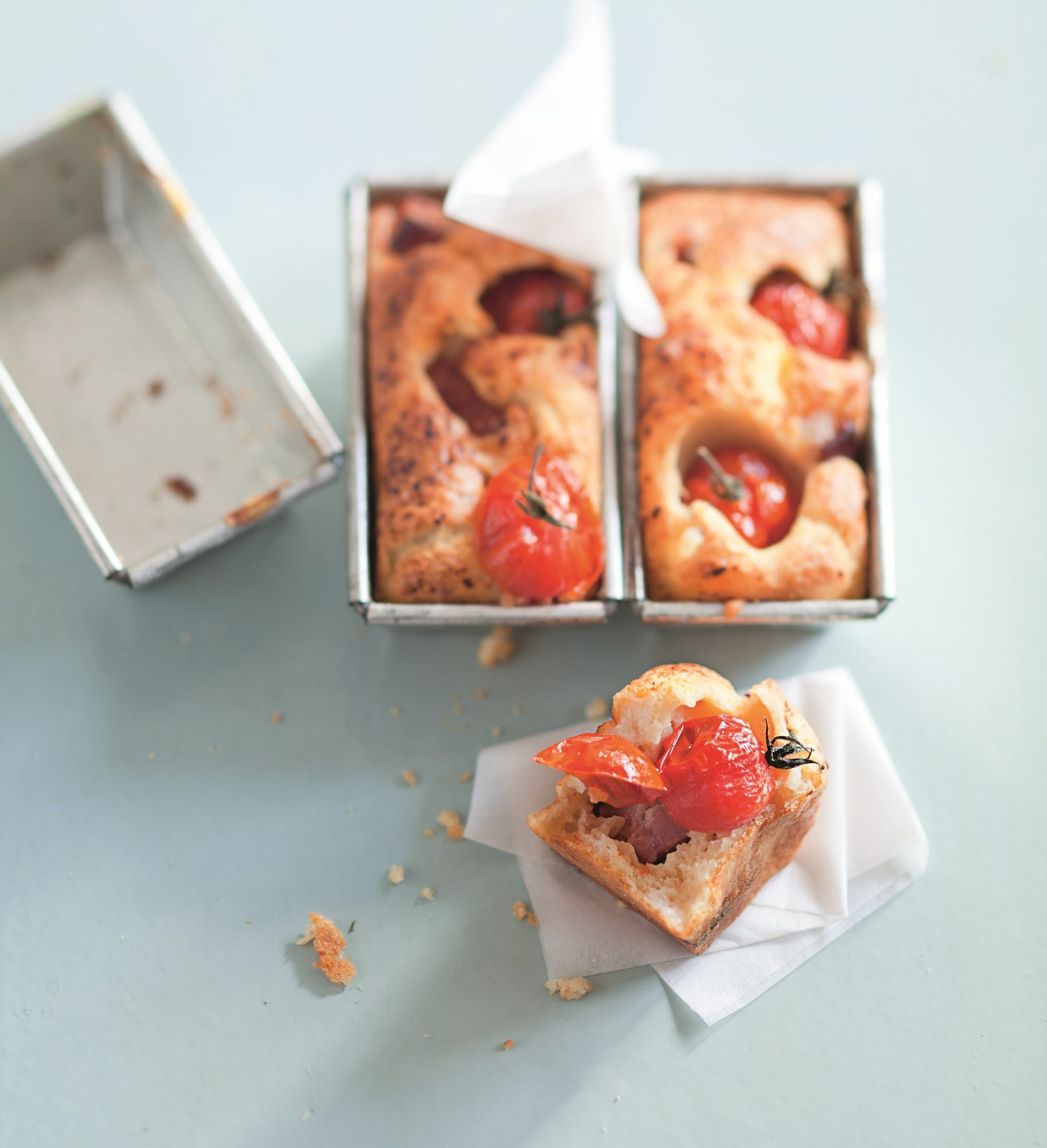 Petits cakes au fromage de chèvre frais, lard fumé et tomates cerise
