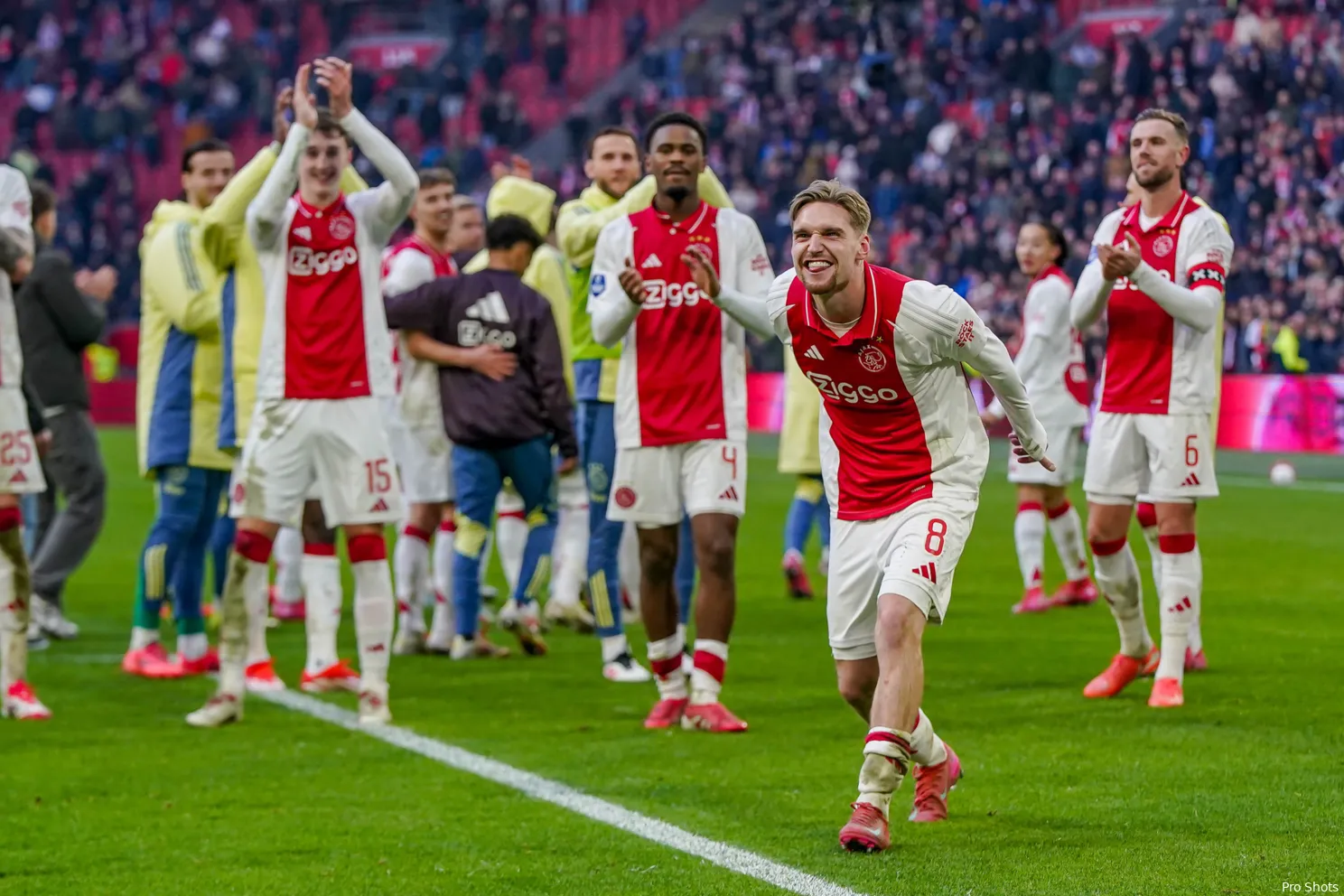 Rondom Ajax: Bemachtig jouw stukje grasmat uit de Johan Cruijff ArenA