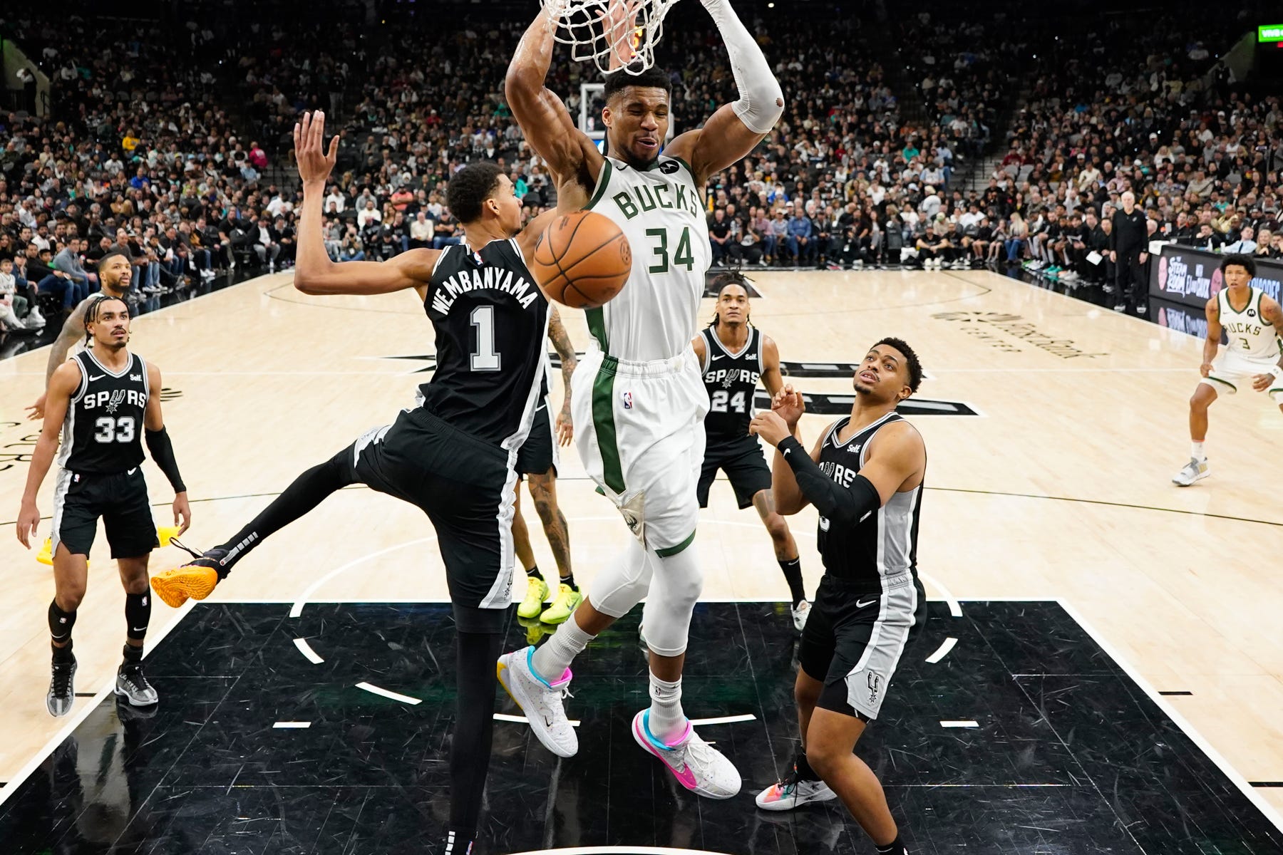 Spurs lead Bucks 106-69 after third quarter