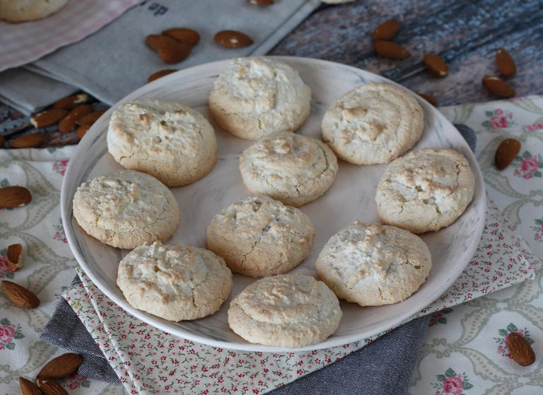 Amaretti, les gourmandises italiennes aux amandes parfaites avec le café!