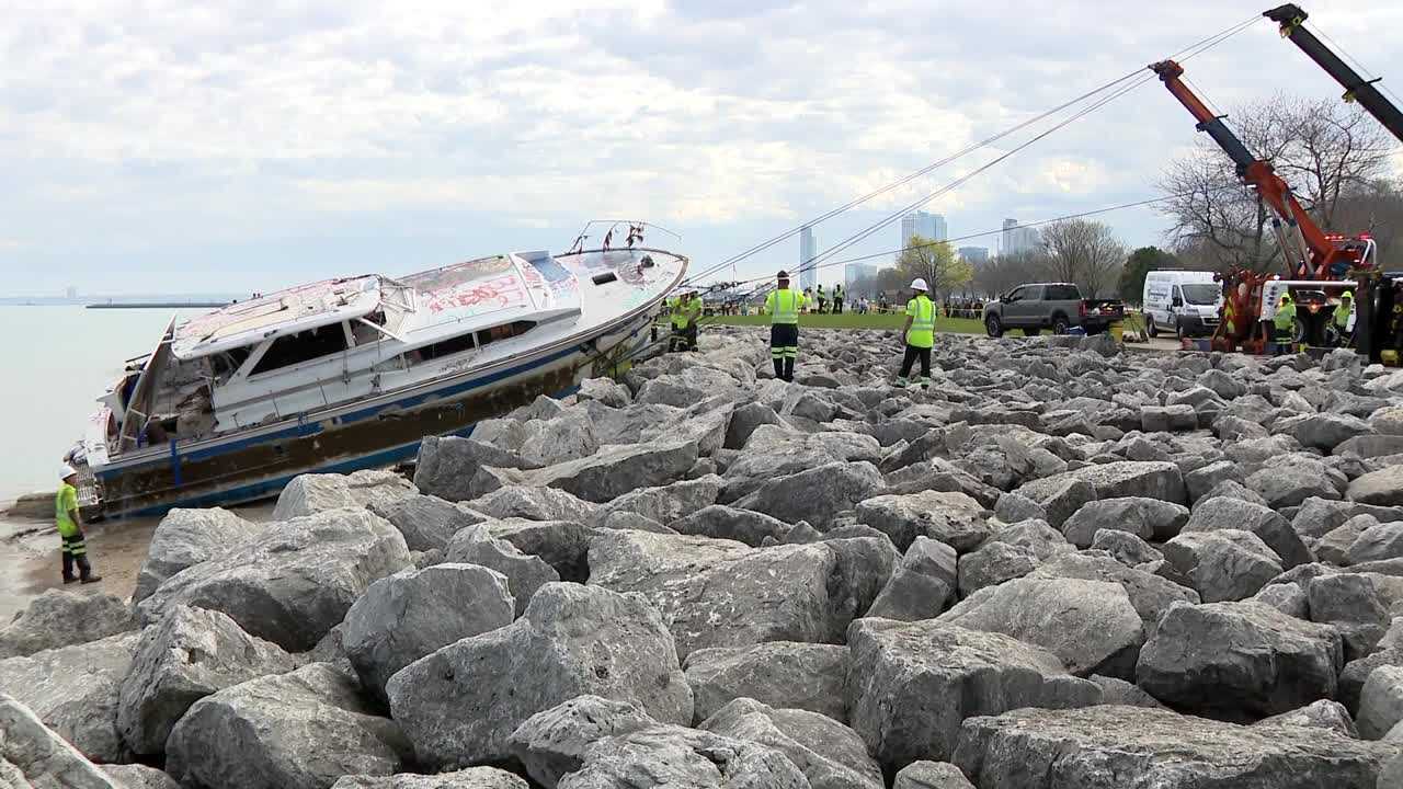 Boat abandoned along Milwaukee's lakefront finally removed