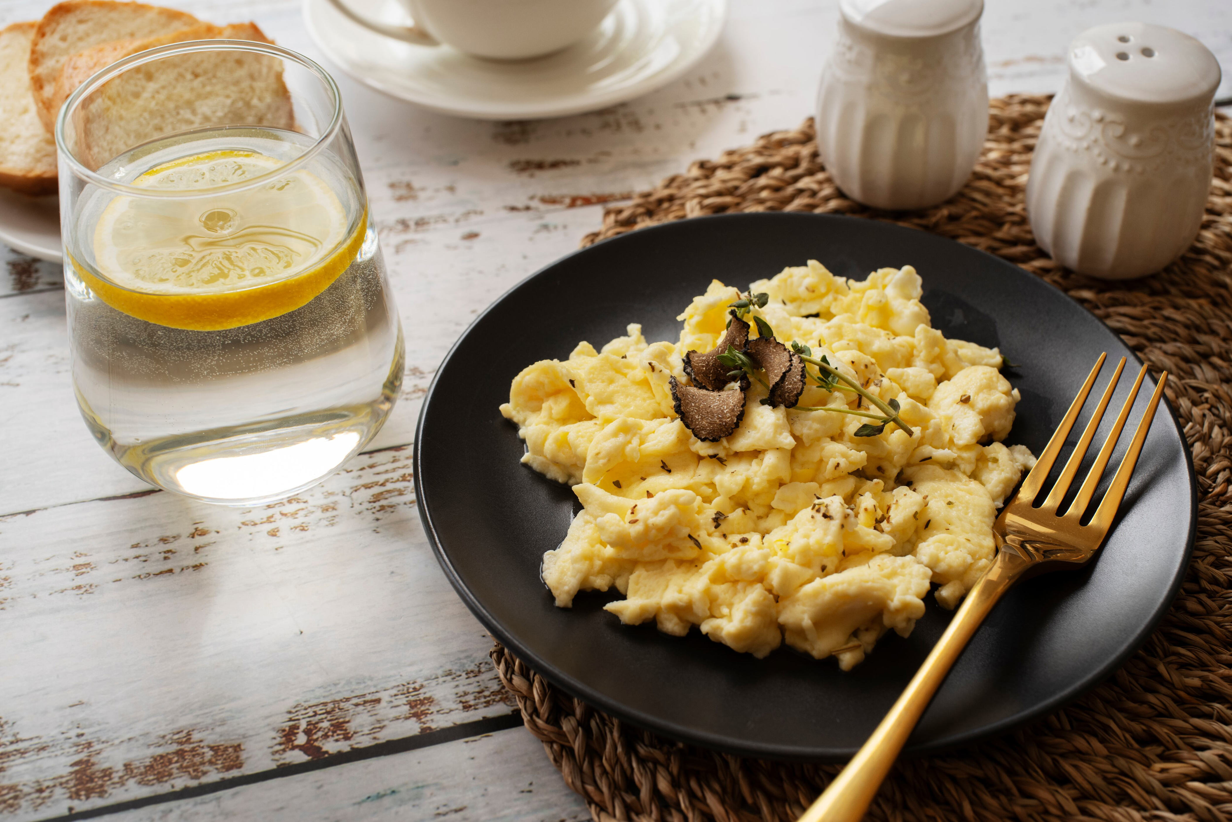 El ingrediente que debes ponerle a los huevos revueltos para que queden ...
