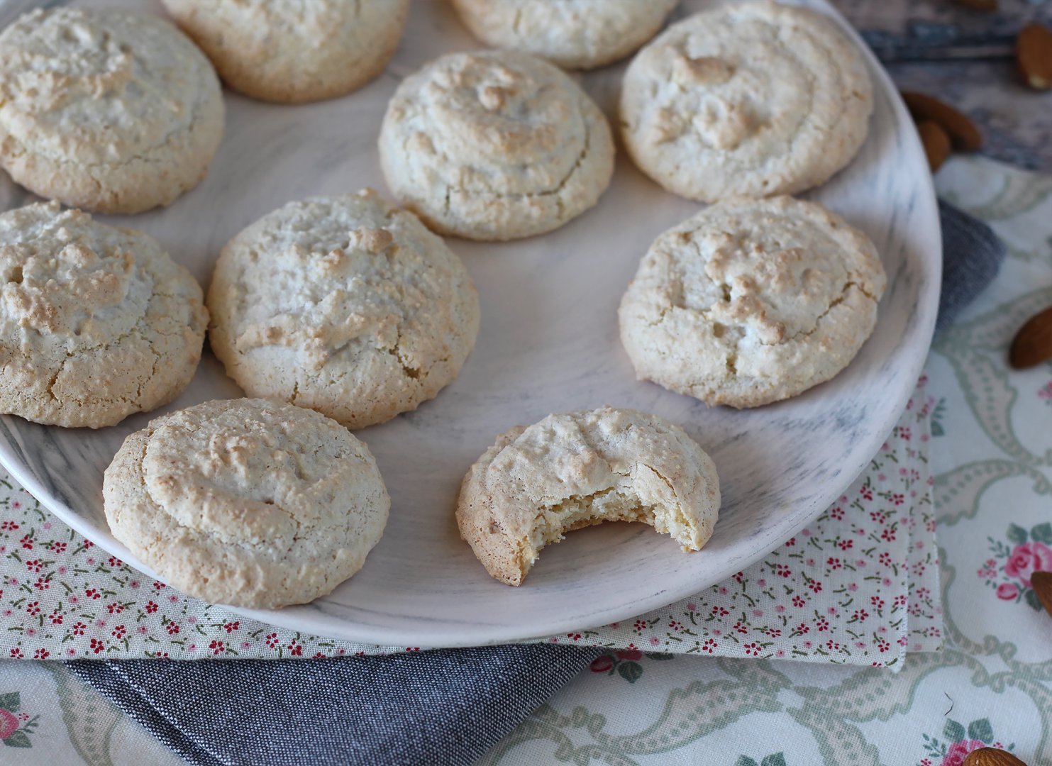 Amaretti, les gourmandises italiennes aux amandes parfaites avec le café!