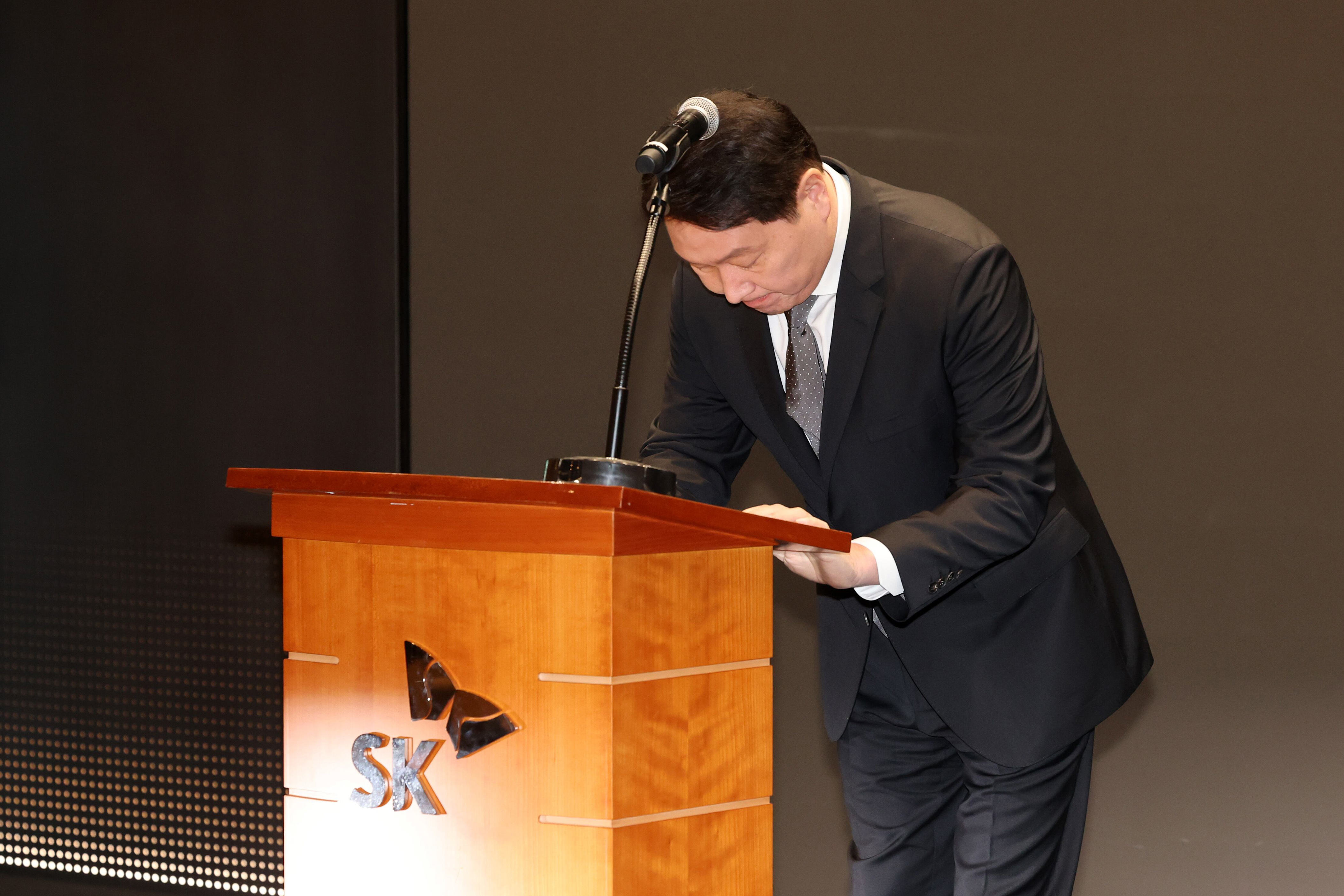 SK Group chair apologizes for telecom data breach