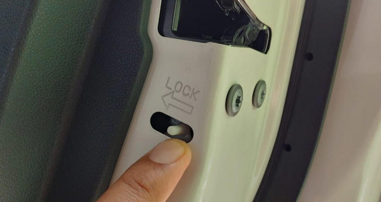 Gunakan Fitur Ini Biar Anak Aman Duduk di Kursi Belakang Mobil