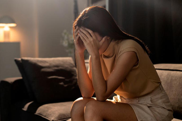 Expertos alertan que despertarse por la noche puede ser señal de una ...